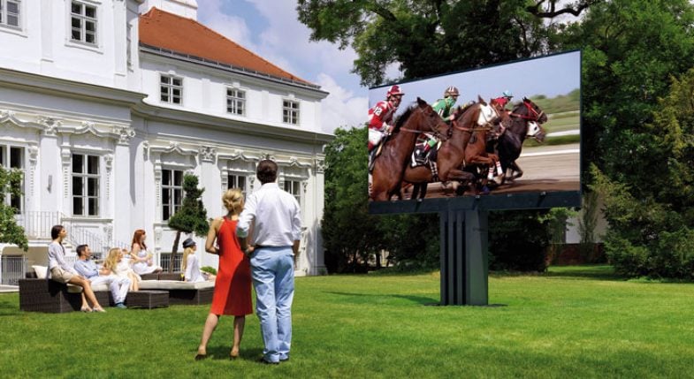 World’s Largest Outdoor LED TV - Awesome Stuff 365