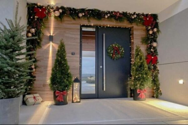 25 Christmas Porch Decor Ideas to Create a Winter Wonderland