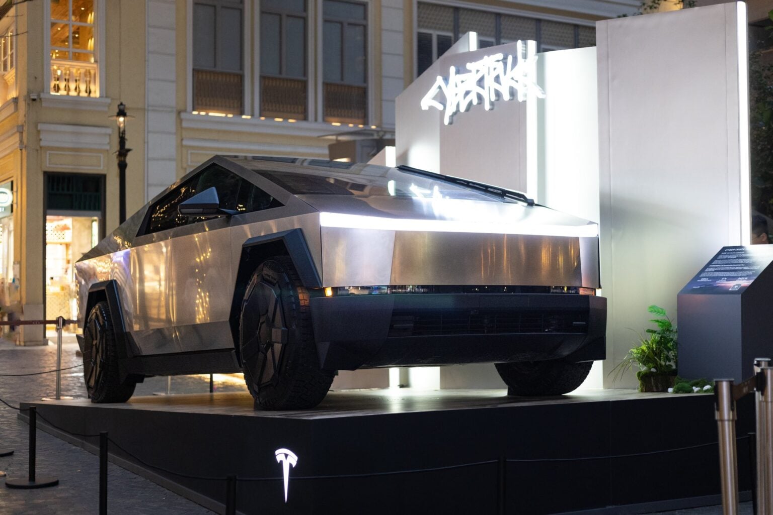 Tesla Faces $800 Million Loss as Cybertruck Demand Falls Short: What’s ...